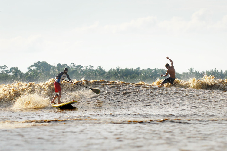 Fenomena Benak, Ombak Melawan Arus Yang Rare Di Sungai Sarawak