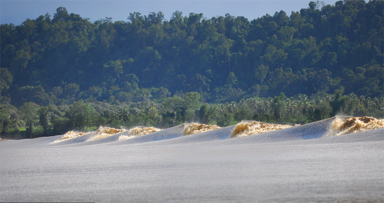 Fenomena Benak, Ombak Melawan Arus Yang Rare Di Sungai Sarawak