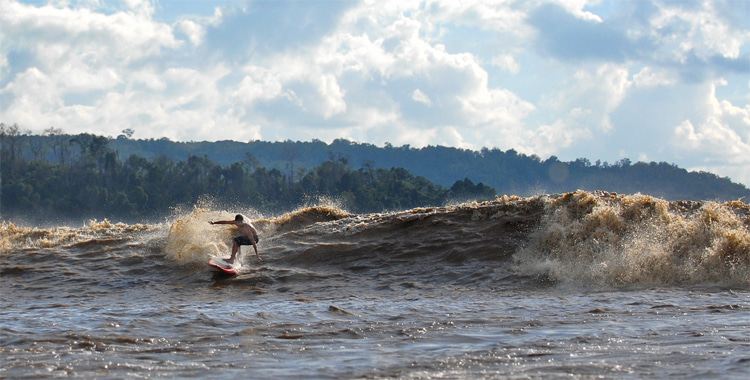 Fenomena Benak, Ombak Melawan Arus Yang Rare Di Sungai Sarawak