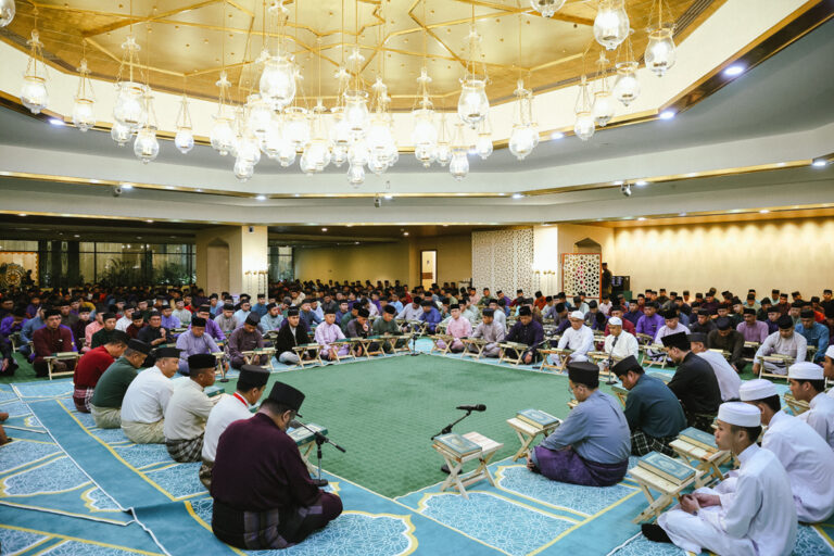 Tadarus Diraja, Tradisi Membaca Al-Quran Di Istana Sultan Brunei di ...