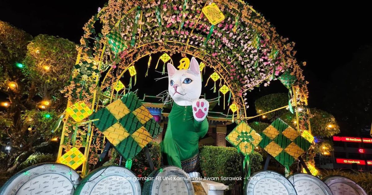 Patung Ikonik Kucing Padungan Segak Berbaju Melayu Hijau, Lambang ...