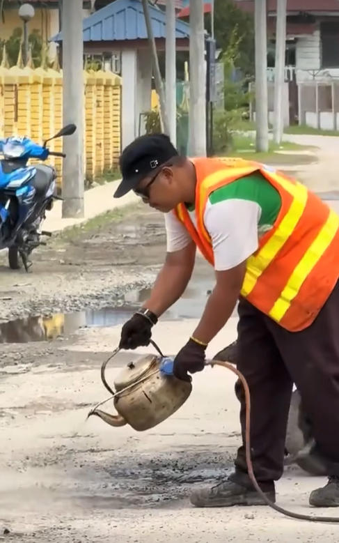 Tular Tuang Tar Ke Jalan Lubang Guna Cerek, Kerja Selenggara Jalan Di ...