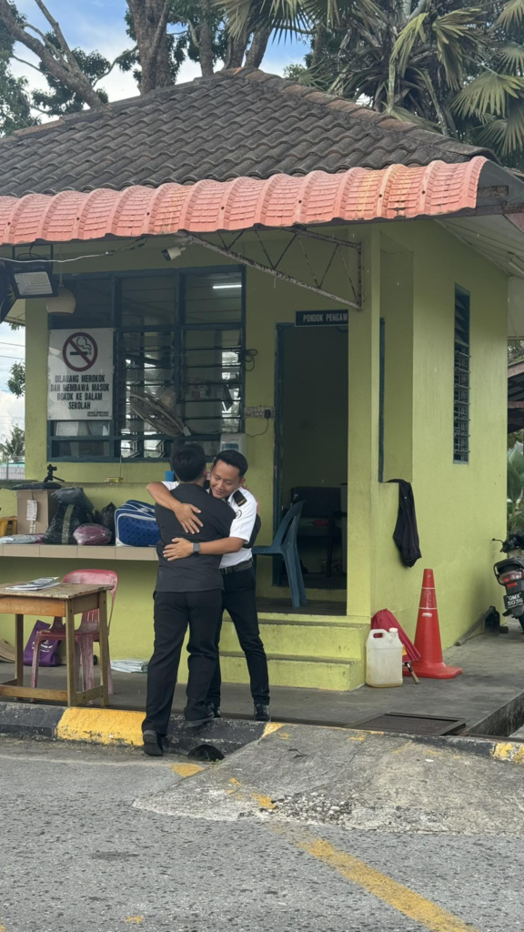 Netizen Tersentuh, Pelajar SPM Di Miri Salam Dan Berpelukan Dengan ...